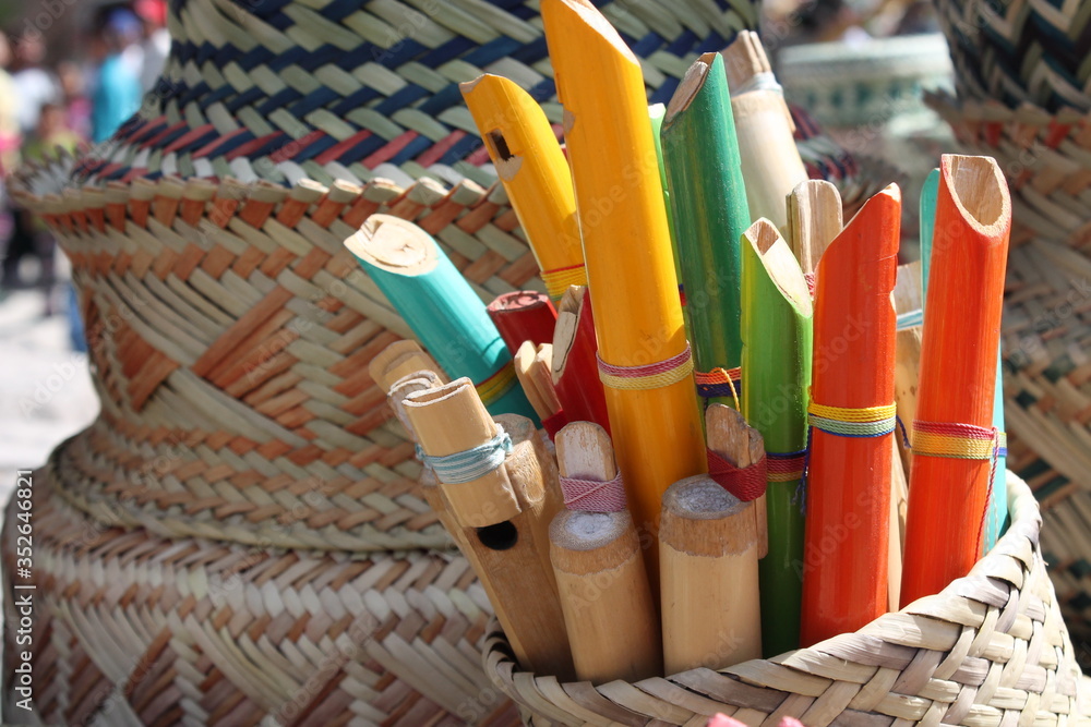 Artesanía Mexicana flautas de madera coloridas con canastas, SIerra ...