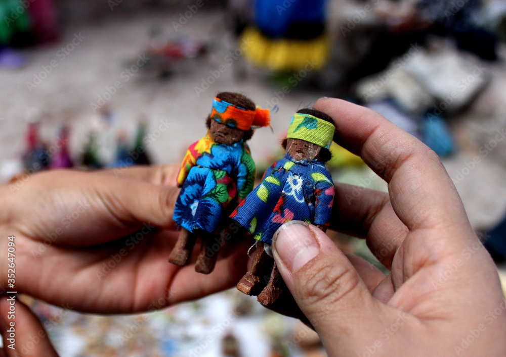 Artesanía Rarámuri, muñeco miniatura en la sierra Tarahumara foto de ...