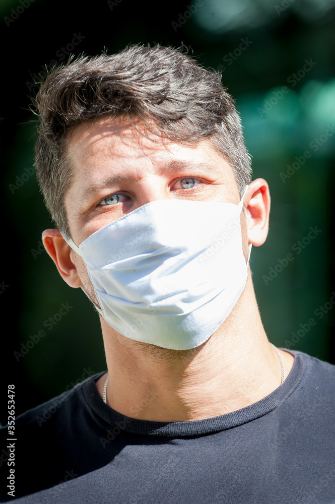 Homem com mascara de proteção contra a pandemia Stock Photo | Adobe Stock