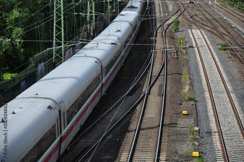 Zugverkehr, ein langer, fahrender Zug im Schienenverkehr, aus der ...