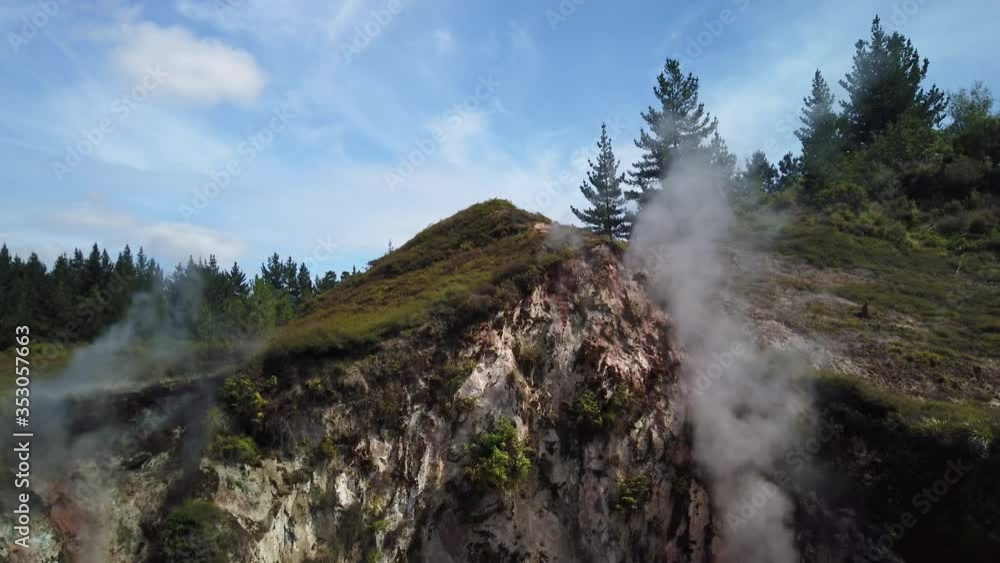 Vidéo Stock 4k top to bottom tilt panning motion with sound of Crater ...