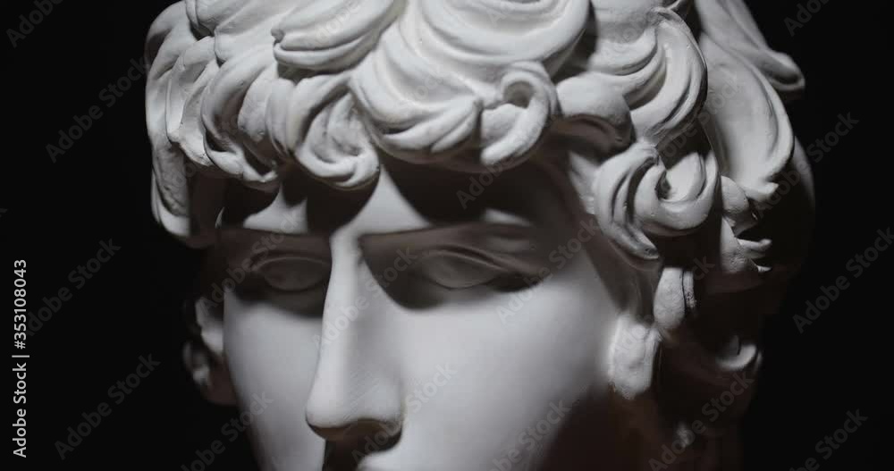 Vidéo Stock Epic studio close-up shot of a gypsum head with moving and ...