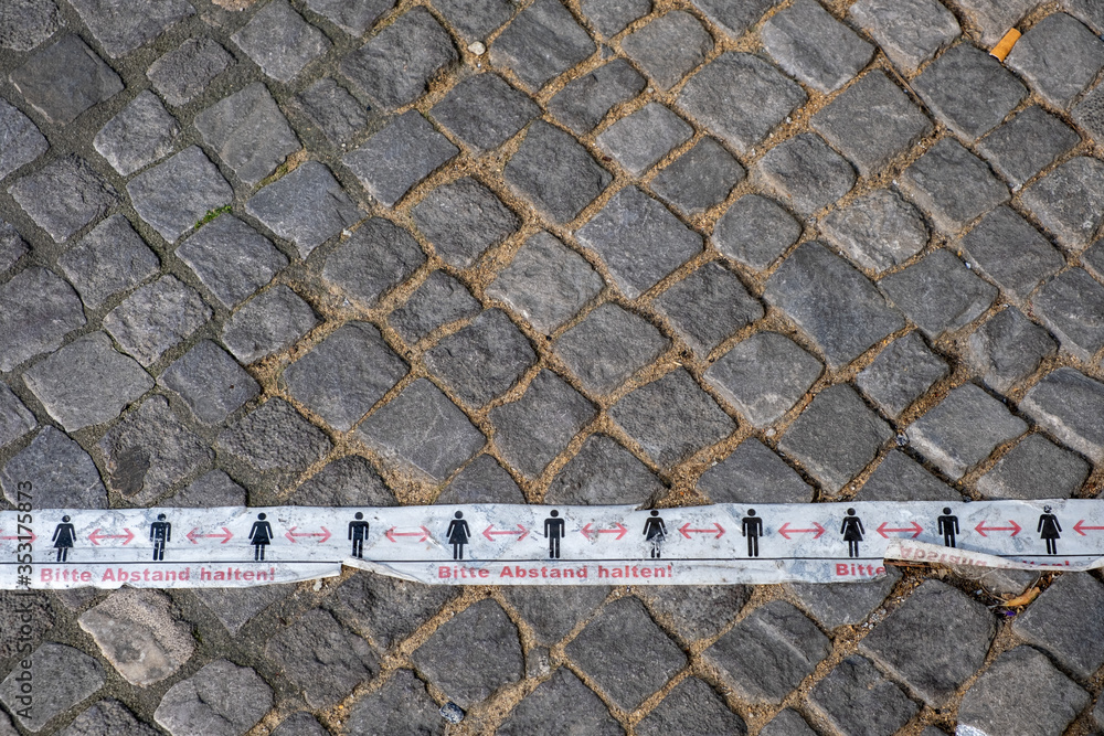 Fotka „Bitte Abstand halten - Markierung auf dem Geweg vor einem ...
