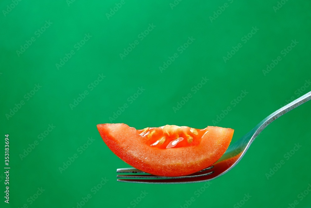 Fotografia do Stock: tomato slice isolated on Green Screen is a visual ...