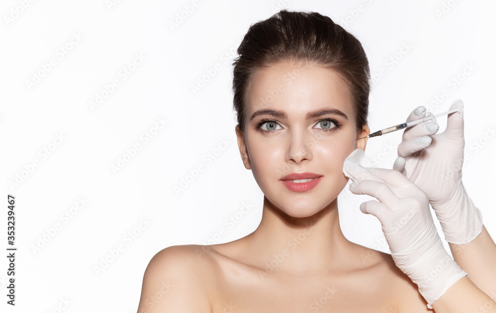 Foto de Beautiful woman is given an injection in face, skin tone. do ...