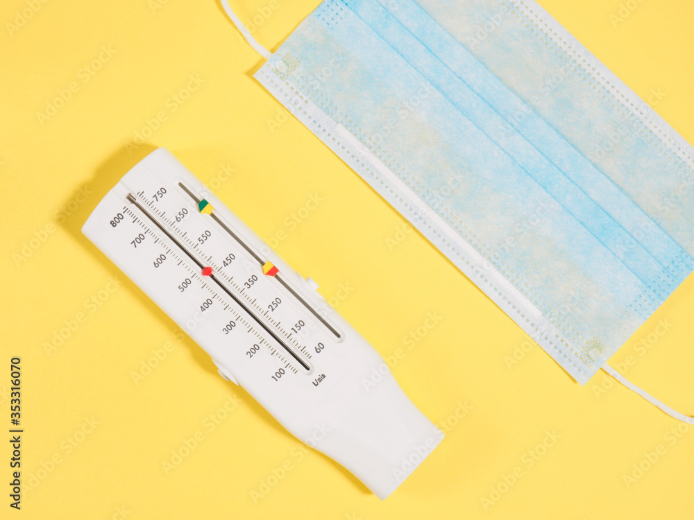 Foto de Face mask for protection against viruses and a medical device ...