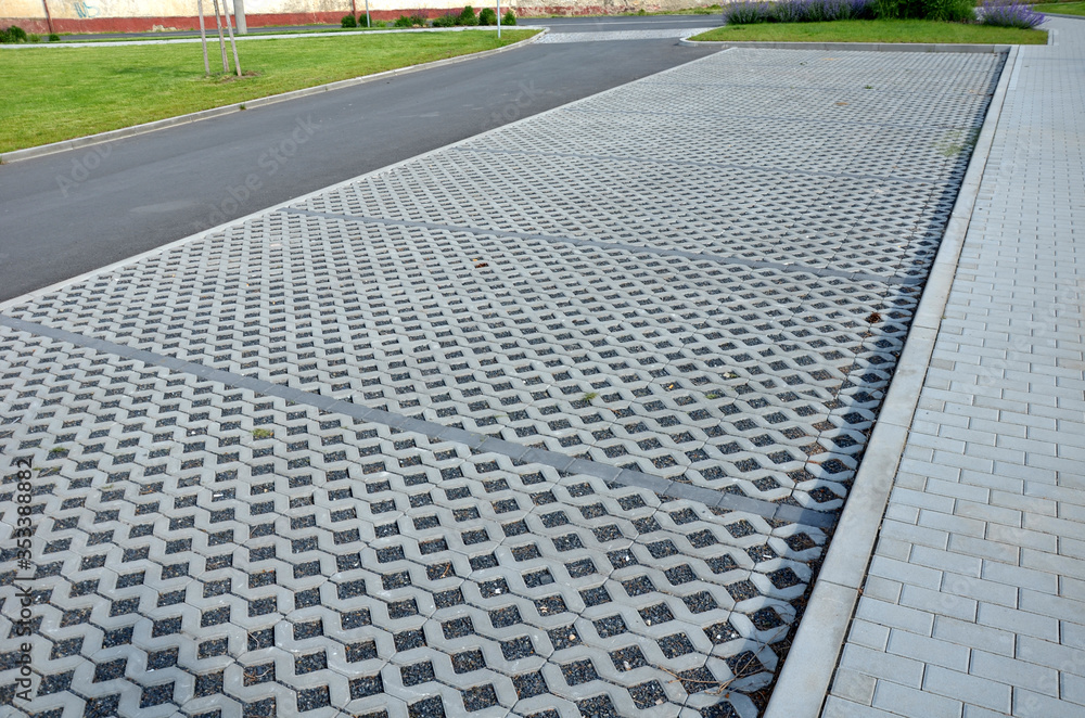 Grass paving enables the strengthening of surfaces and at the same time ...