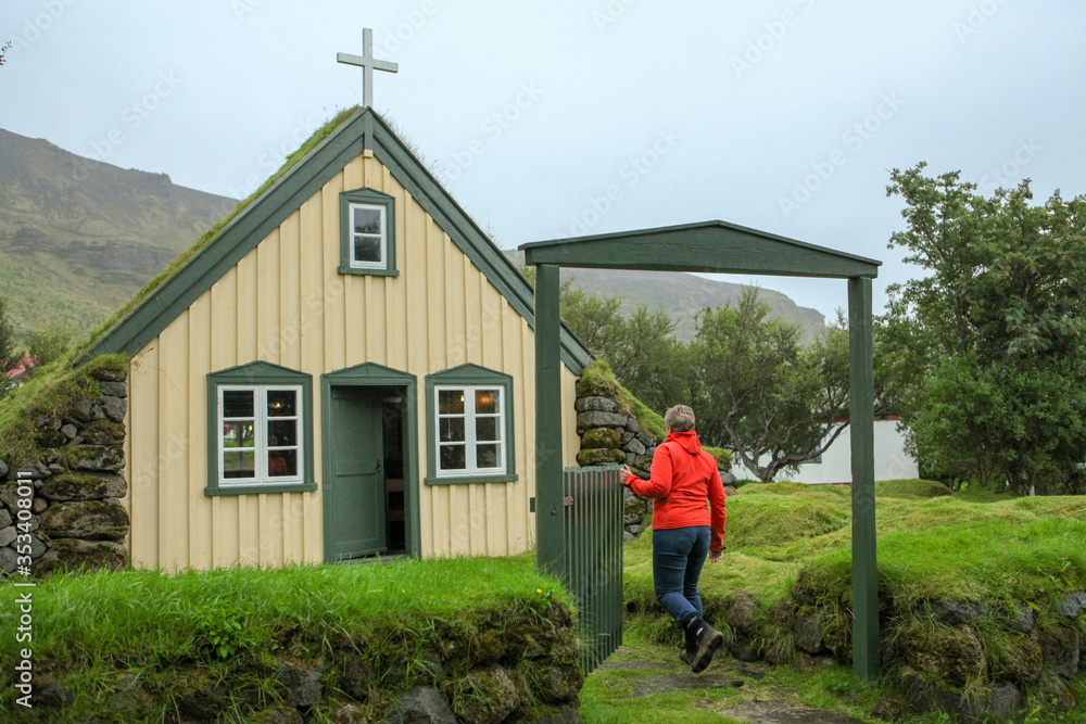 Foto de Historic turf Church Hofskirkja in the small icelandic village ...
