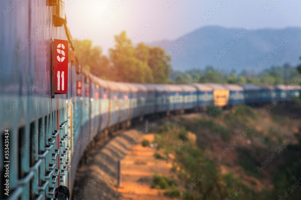 Foto de India, Maharashtra, Perspective view and curve of Indian train ...