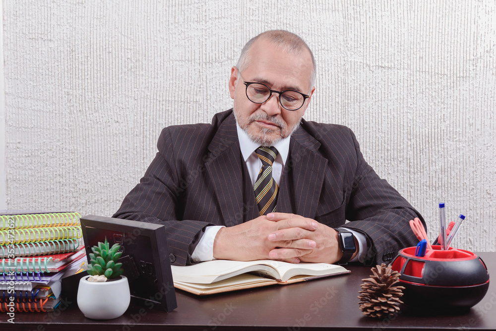 Profesor de escuela en su escritorio tomando notas Stock Photo | Adobe ...