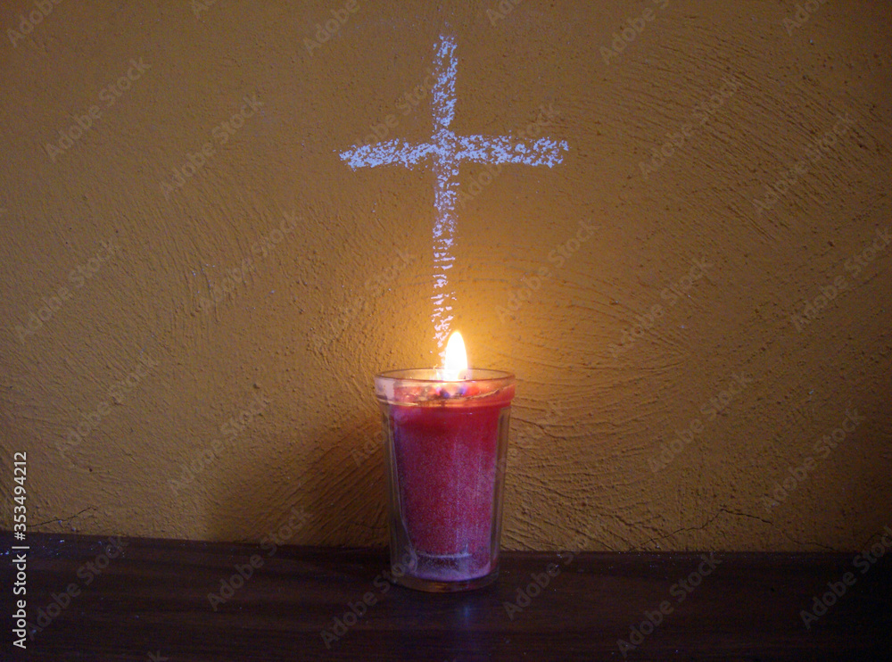 Veladora encendida con pared al fondo, cruz pintada Stock Photo | Adobe ...