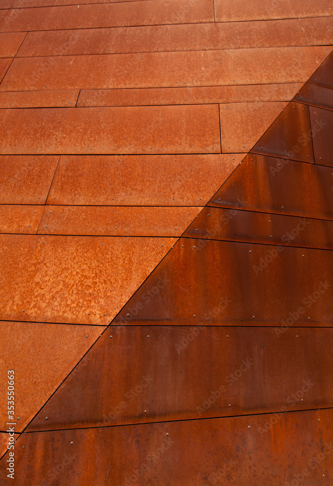 Rostige Fassadenecke aus rost braunen Cor-Ten Stahl Platten. Moderne ...