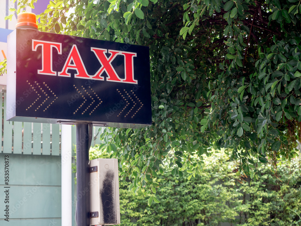Foto de Taxi calling sign with red flashing emergency light for ...