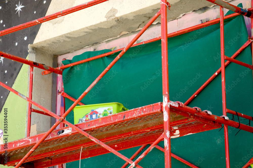 Andamio rojo delante de fachada en exterior. Bote de pintura Photos ...