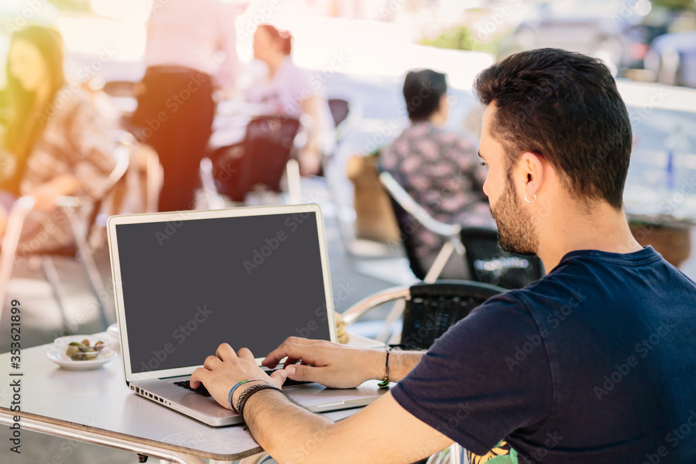 Foto de detail of the hands of a young boy working with his laptop from ...