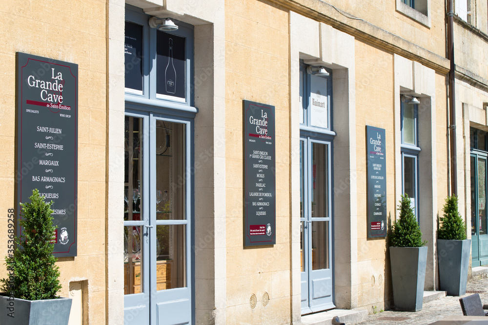 façade de la Grande Cave à Saint-Emilion, Aquitaine, France en mai 2020 ...