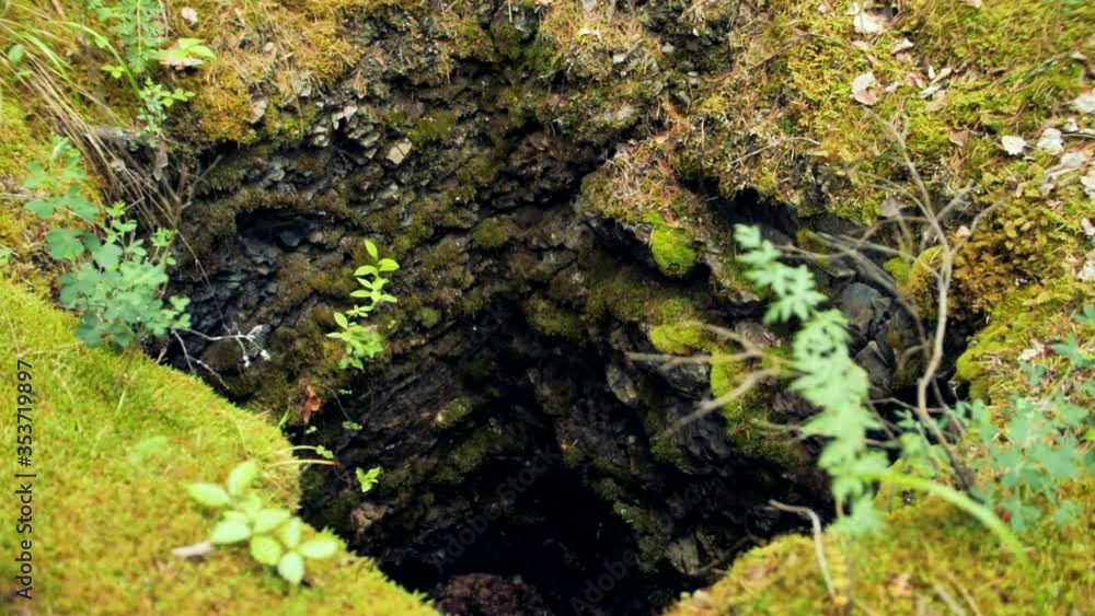 Vidéo Stock Entrance into a cave in the mountain with blackout in the ...