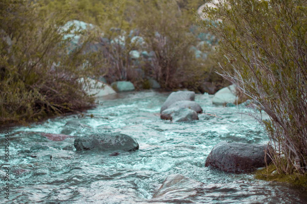 riachuelo con agua cristalina de la cordillera entre rocas Stock Photo ...