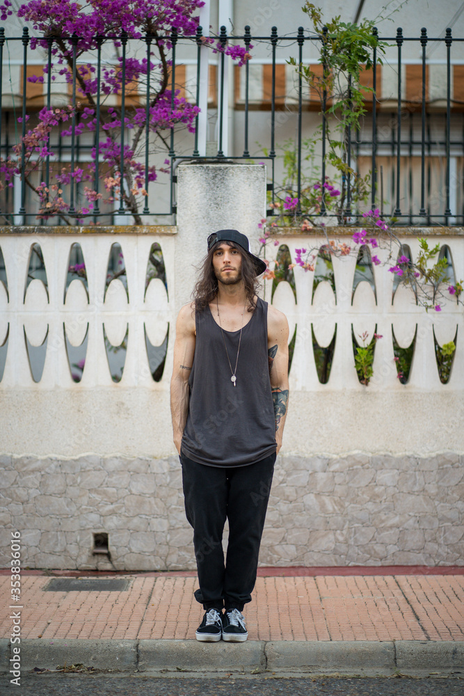 Modelo de moda urbana con tatuajes posando en una urbanización Stock ...