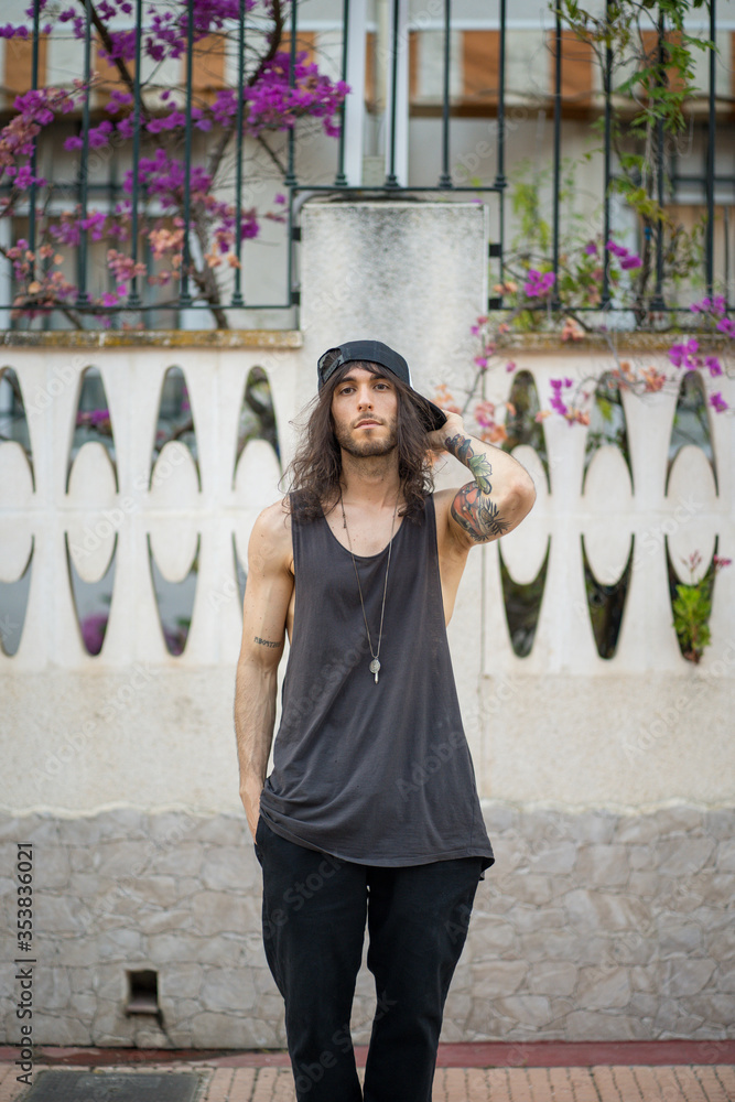 Modelo de moda urbana con tatuajes posando en una urbanización Stock ...