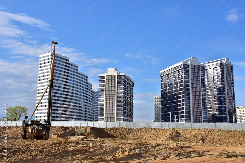 Vibrating hydraulic hammer. Hydraulically driven free-fall hammer for ...