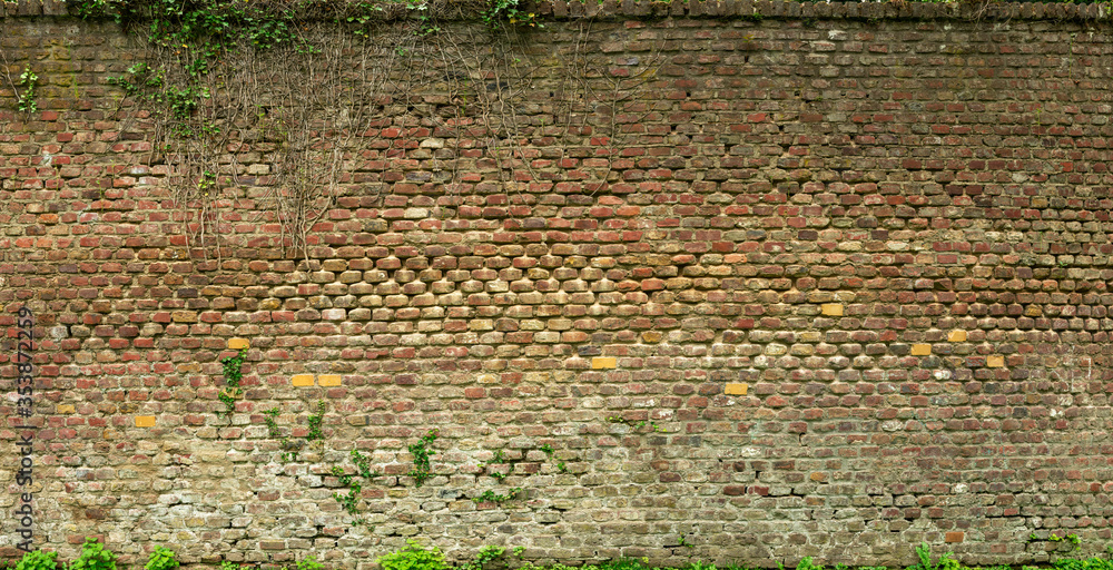 Alte Ziegelsteinmauer von einem Kölner Fort mit sehr interessanten ...