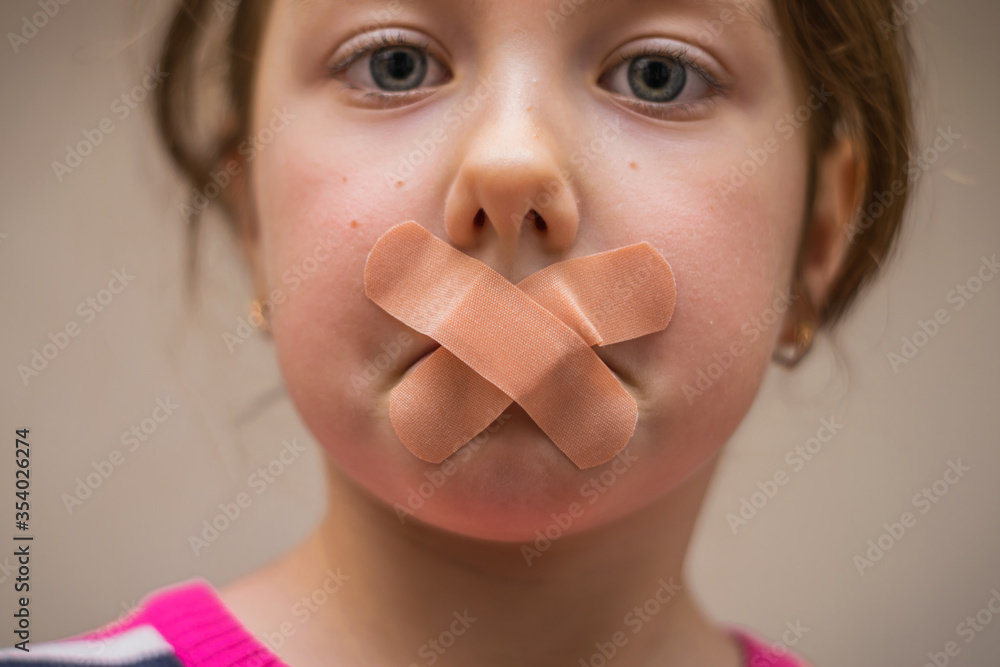 Foto De Children s Mouth Sealed With A Plaster Close up The Little foto-de-children-s-mouth-sealed-with-a-plaster-close-up-the-little