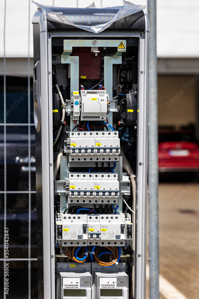 Aufbau einer Ladestation Stock Photo | Adobe Stock