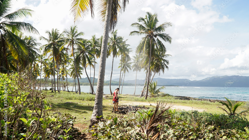 Foto de Tropical palm trees and ocean landscape at Las Galeras Beach in ...