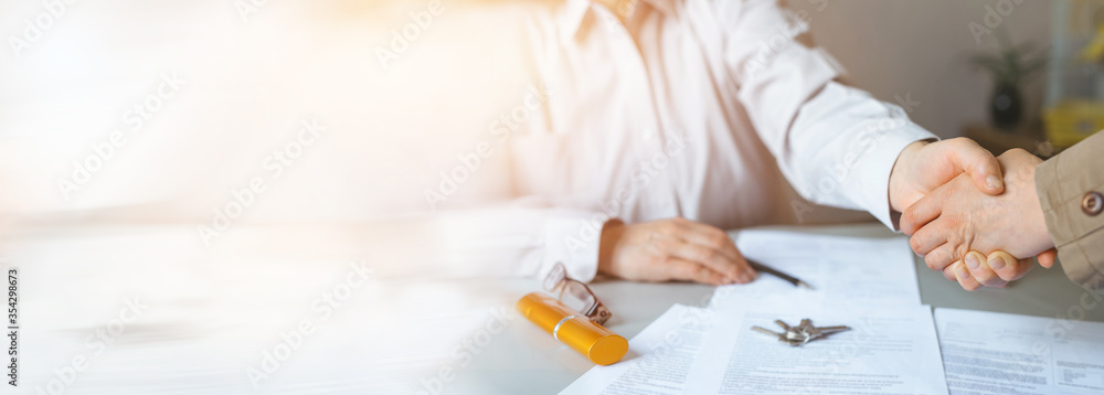 Business people negotiating a contract. Sign a contract business ...