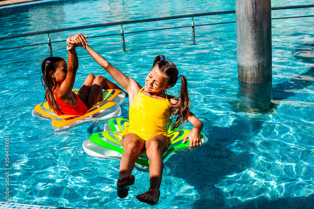 Foto de Two tween girls playing, splashing, laughing and have fun in ...