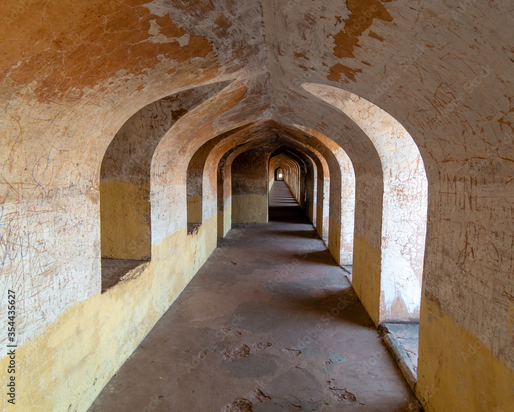Foto de The arcaded interiors of the ancient labyrinths of the ...