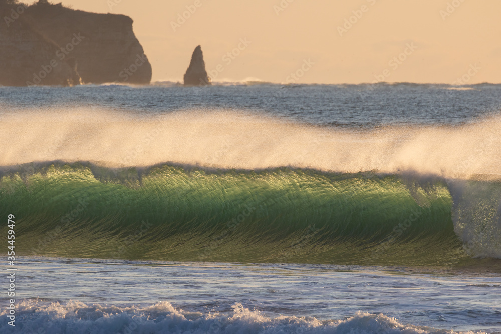 Foto de Waves breaking in Japan. The Pacific Ocean & its waves often ...
