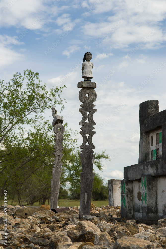 Tombeau Mahafaly avec aloalo (poteau funéraire), sud de Madagascar ...