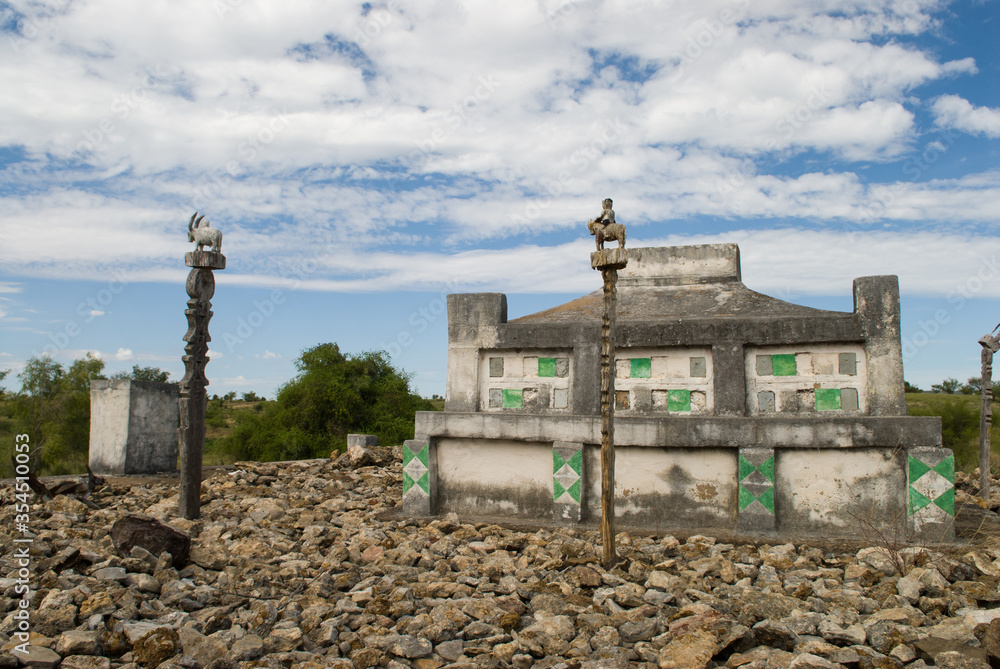 Tombeau Mahafaly avec aloalo (poteau funéraire), sud de Madagascar ...