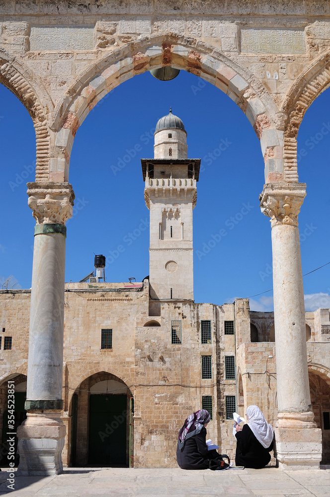 Masjid Aksa is located in Jerusalem. Mosque of Al-aqsa (Dome of the ...