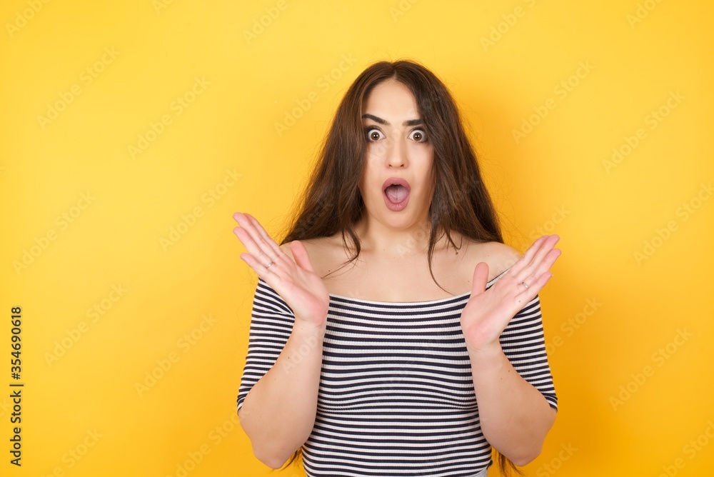 Surprise concept. Portrait of astonished beautiful girl looking ...