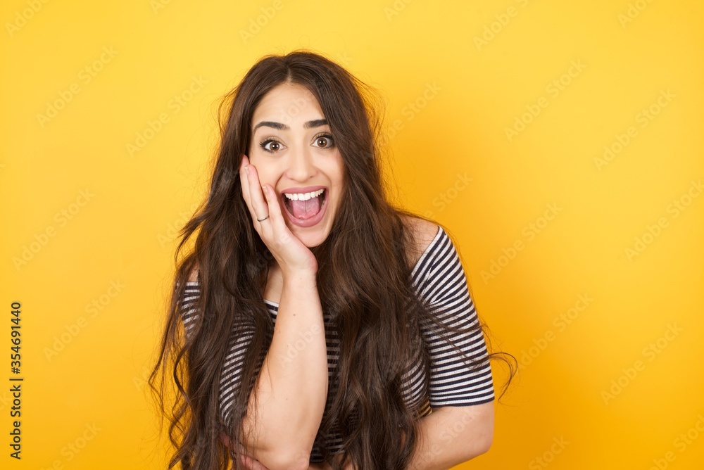 Surprise astonished beautiful girl looking surprised in full disbelief ...