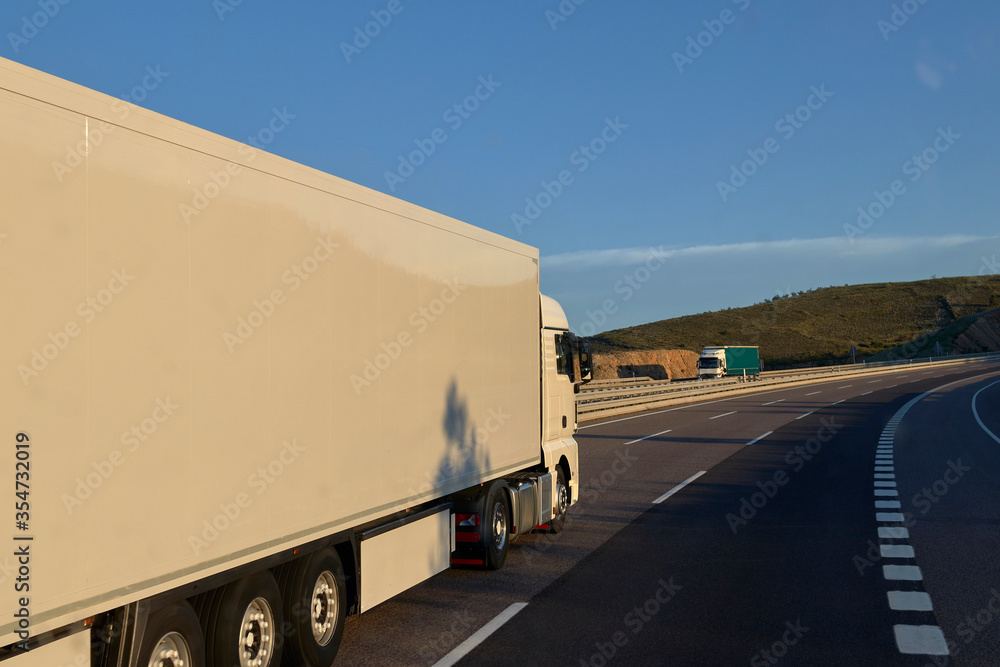 Camión frigorífico con temperatura controlada que transporta mercancías ...