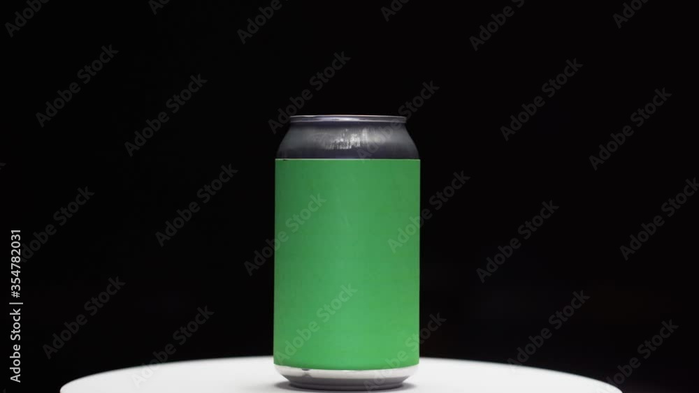 Vidéo Stock Soda or beer can with chroma green screen label spinning on ...