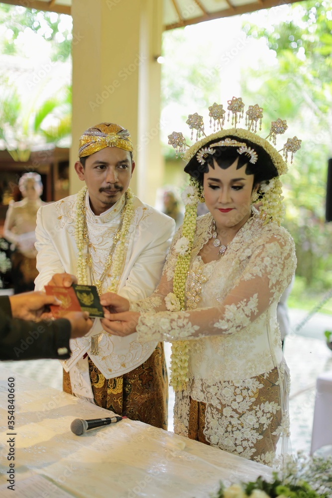 Stockfoto An Indonesian couple display their marriage certificates ...