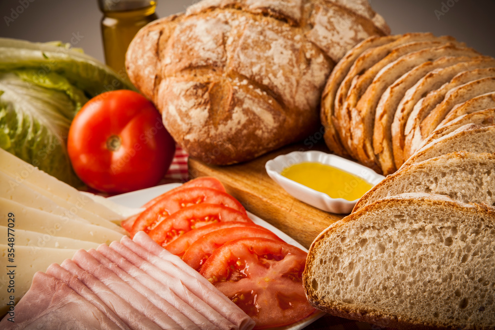 Pan de tostas tradicional artesano de tahona con decoración de fiambre ...
