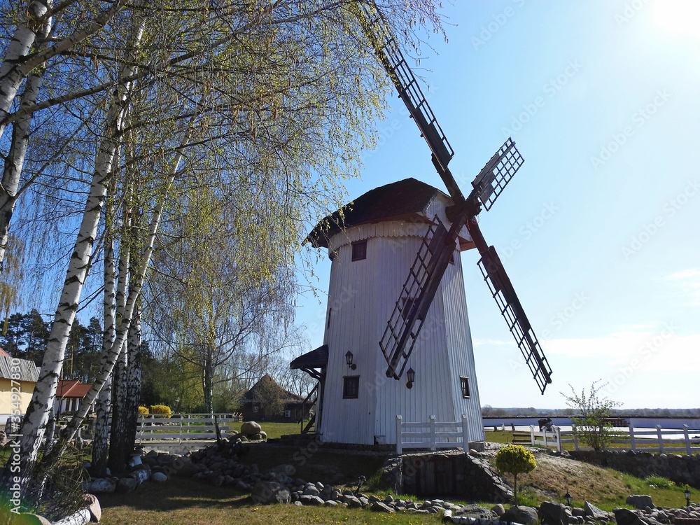 mlyn wiatrak typu holender stojacy nad rzeka bug w miejscowosci brok na ...