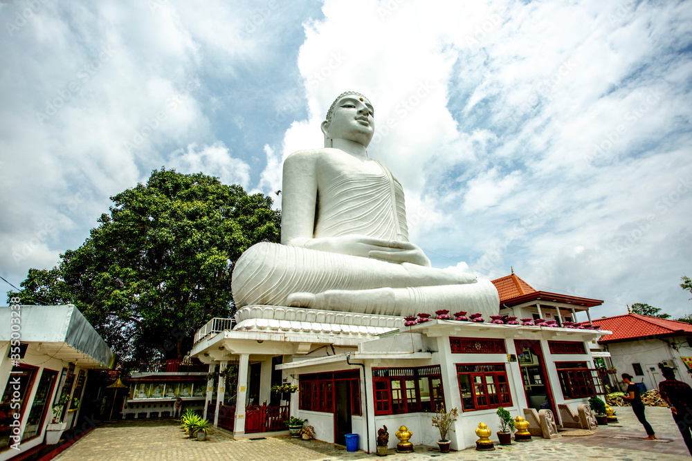 The magnificent beautiful Bahirawakanda White Buddha Statue, located ...
