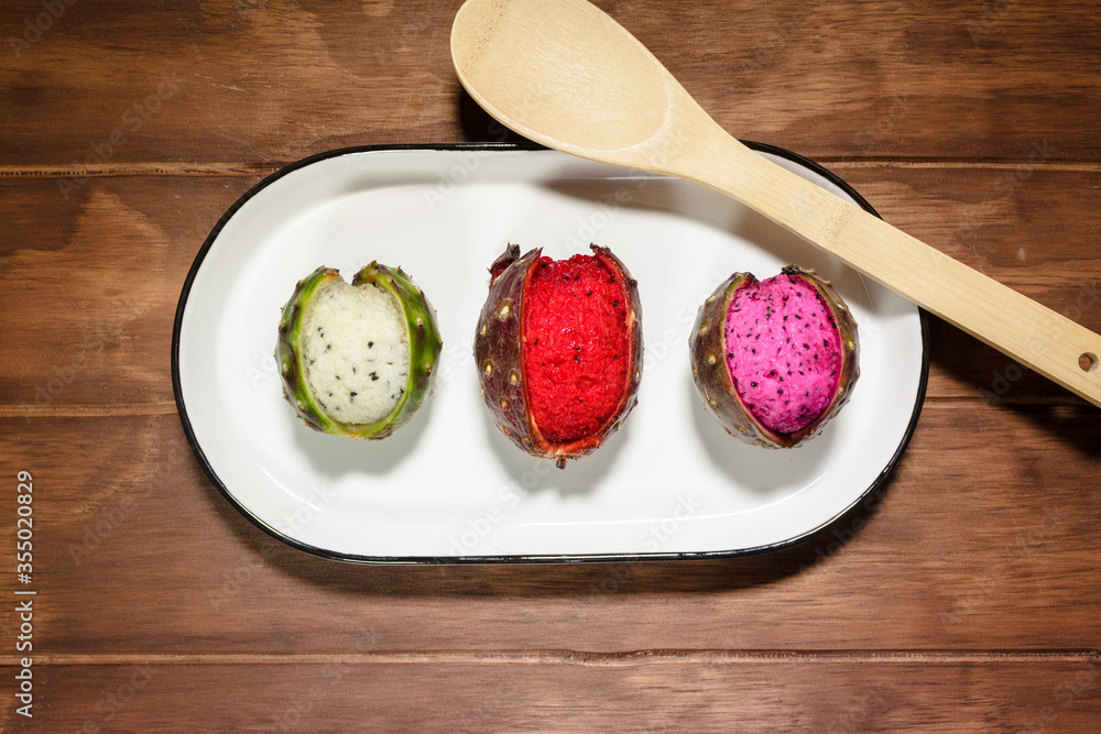 Pitaya roja blanca y morada fruta exotica de Mexico del Nopal Cactus en ...