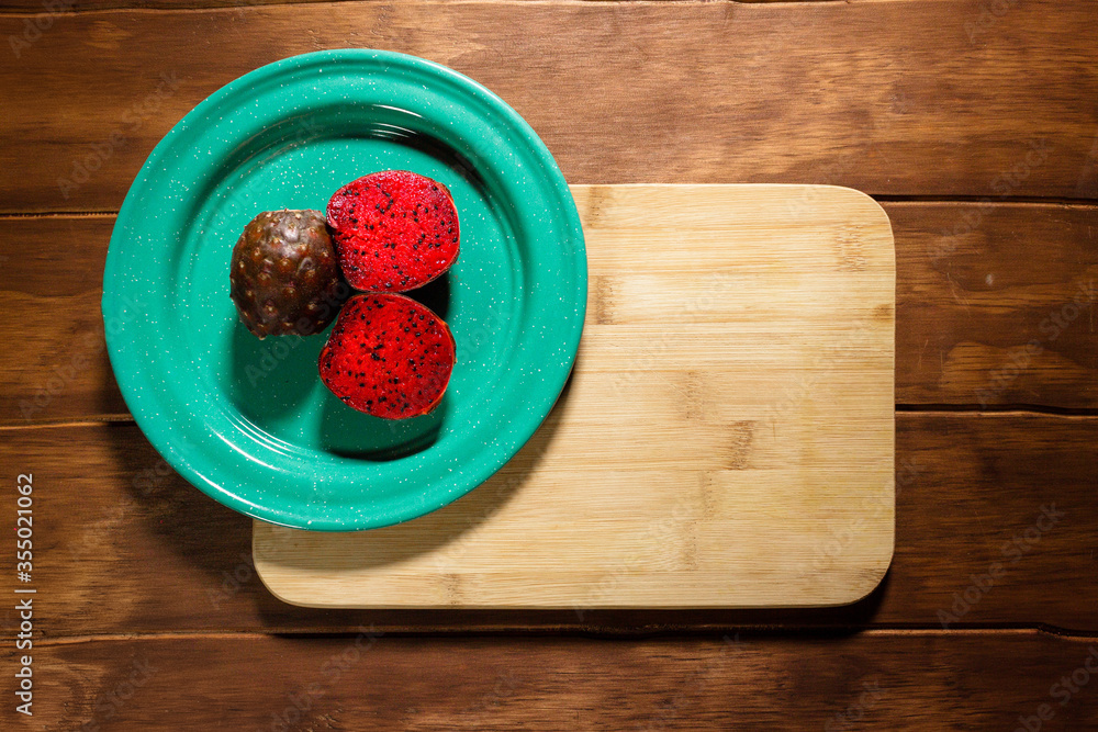 Pitaya roja de mexico fruta exótica del nopal en tabla de madera ...
