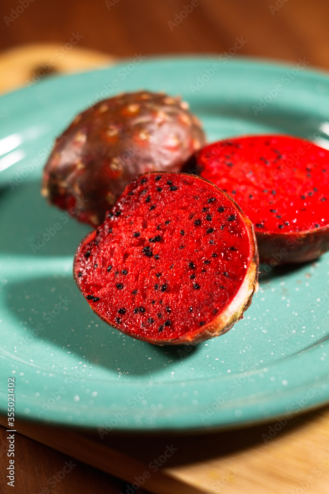 Pitaya roja de mexico fruta exótica del nopal en tabla de madera ...