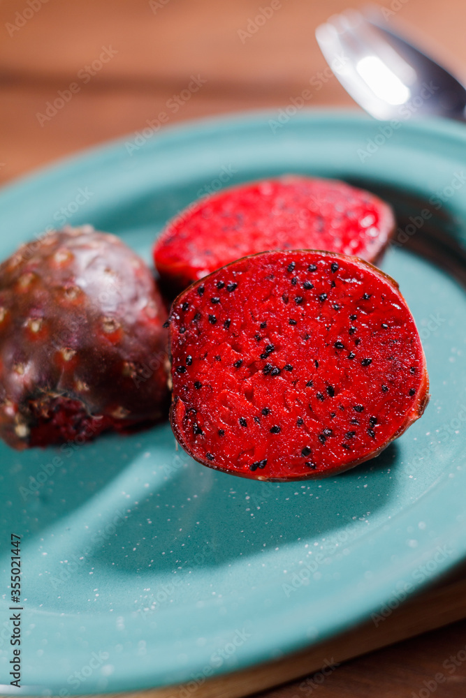Pitaya roja de mexico fruta exótica del nopal en tabla de madera ...