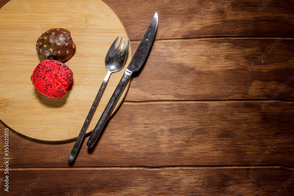 Pitaya roja de mexico fruta exótica del nopal en tabla de madera ...