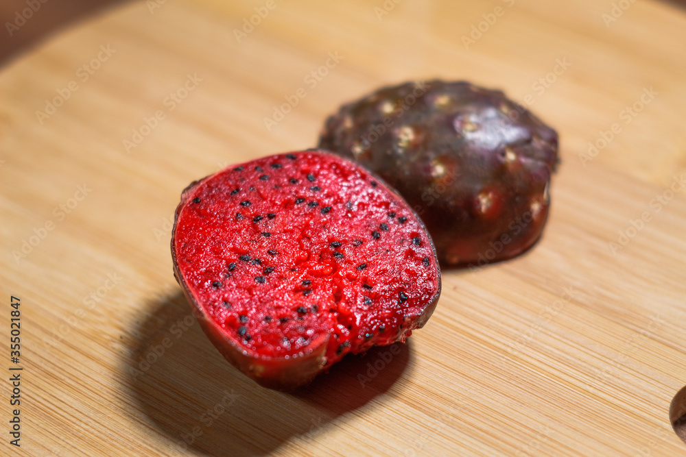 Pitaya roja de mexico fruta exótica del nopal en tabla de madera ...